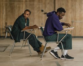 無実の罪で収監された演劇の中心人物、ディヴァインGと新たに演劇に加わった刑務所の問題児ディヴァイン・アイ