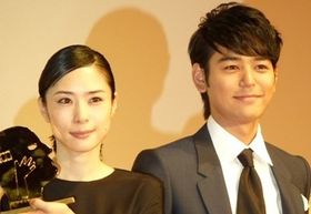 初日舞台挨拶に登場した妻夫木聡と深津絵里