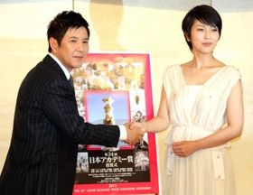 記者発表に出席した関根勤、松たか子（写真左から）